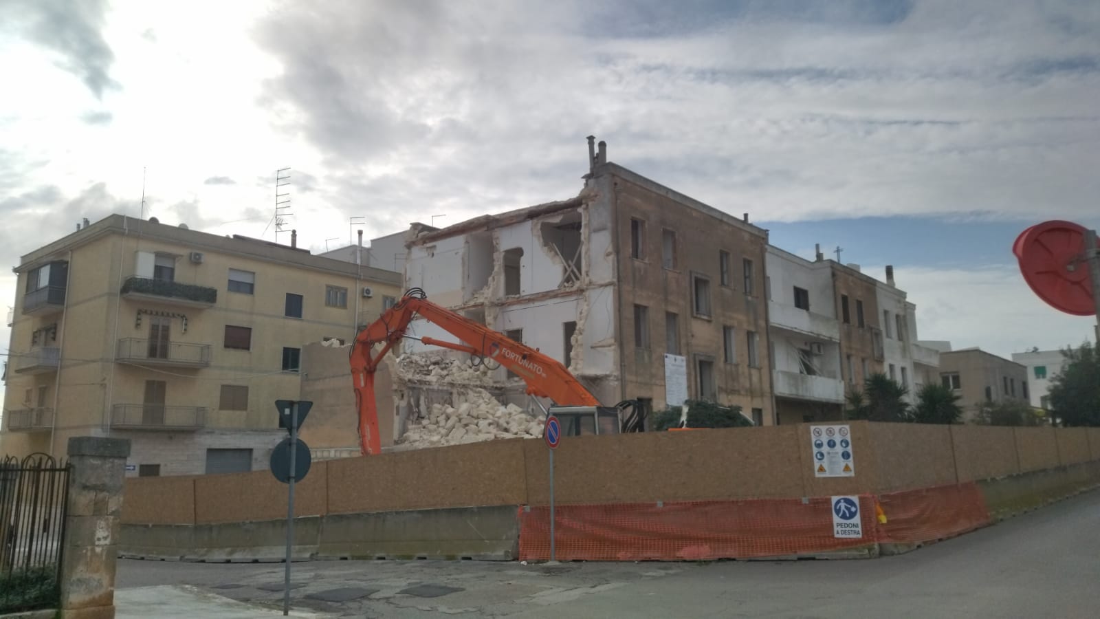 Al via le operazioni di demolizione delle palazzine popolari ubicate in ...